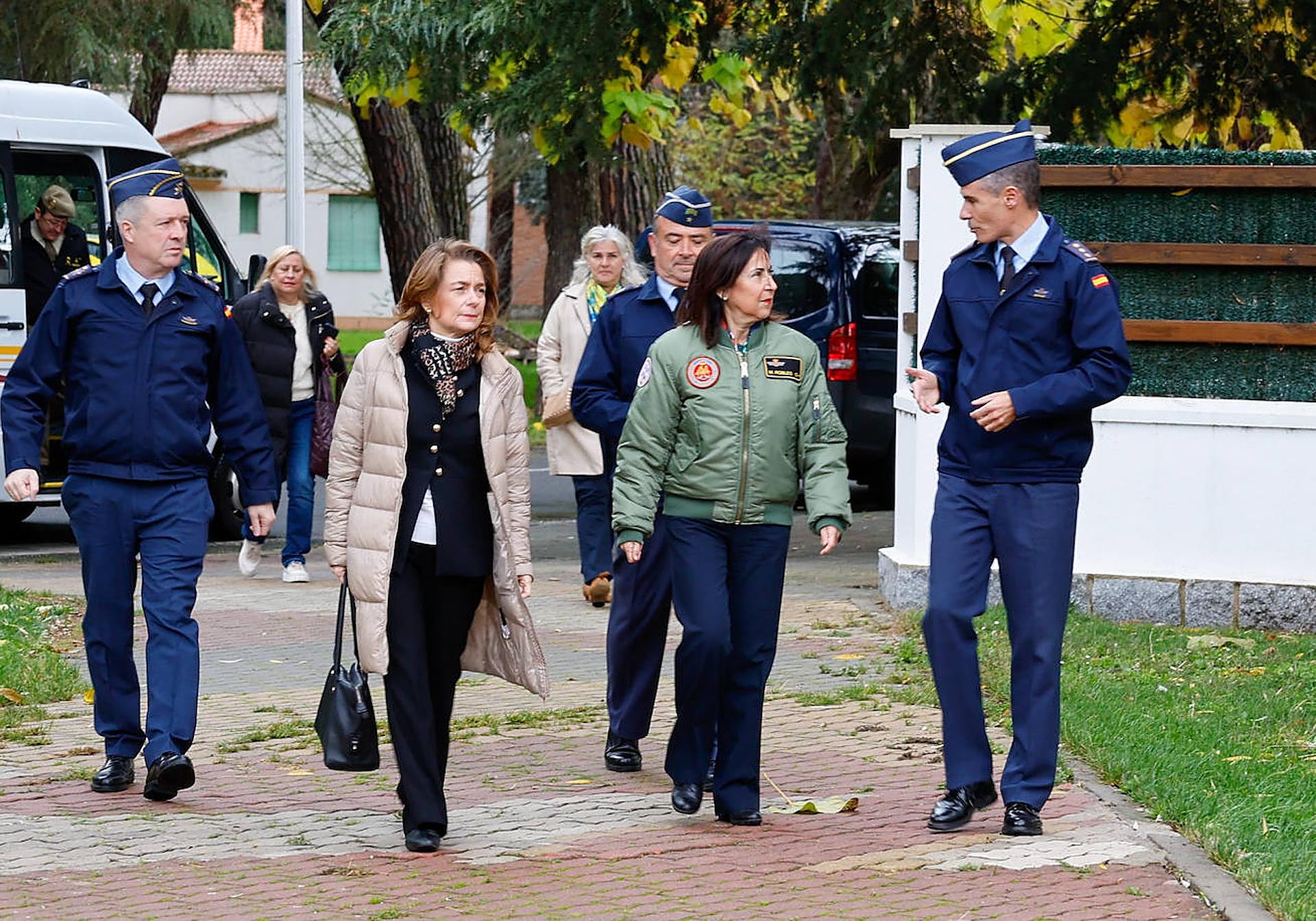 Margarita Robles destaca el trabajo por la «excelencia» de los alumnos de las Fuerzas Armadas en ...